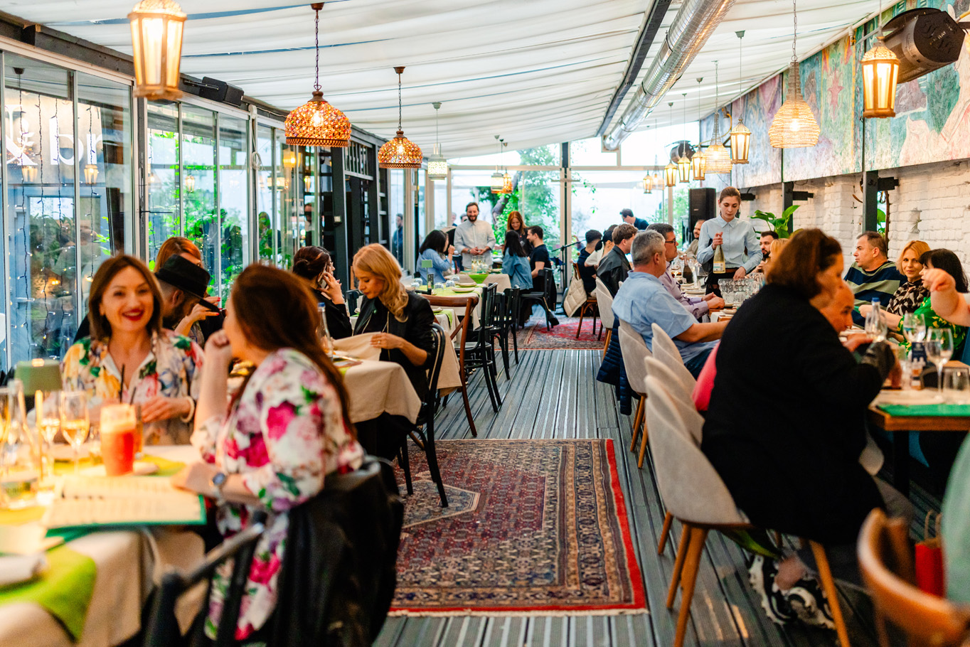 Restaurant cu terasa acoperita in centrul Bucurestiului